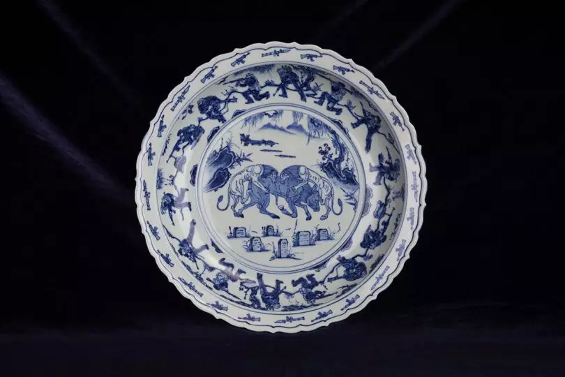 Ai Weiwei kék-fehér porcelántányér (háborús), 2017 porcelán, Ai Weiwei stúdió