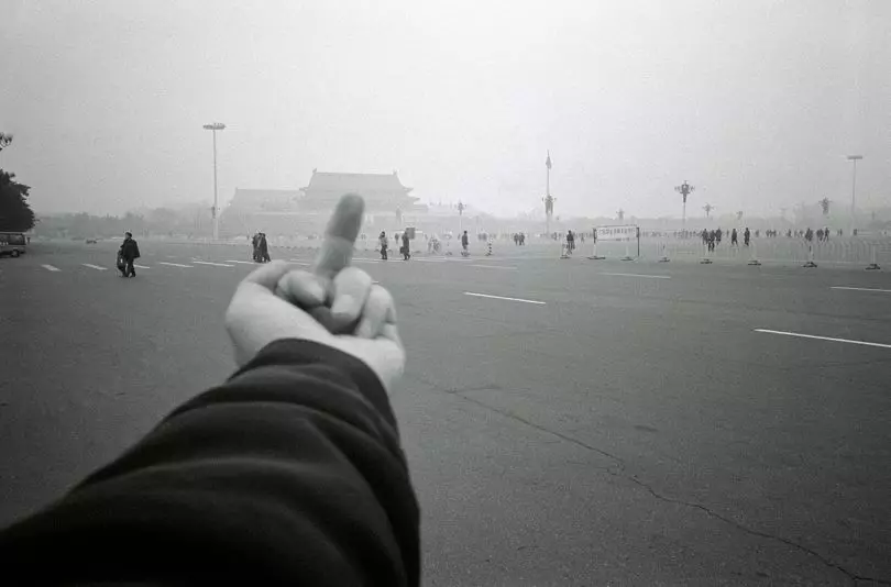 Ai Weiwei Study of Perspective, 1995-2011 Square Tiananmen, 1995 צילום בשחור-לבן, Ai Weiwei Studio