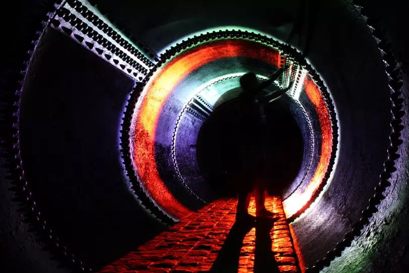 Corp tranzitoriu: artiștii creează un tunel de lumină colorată într-un coș de fum abandonat 4870_1