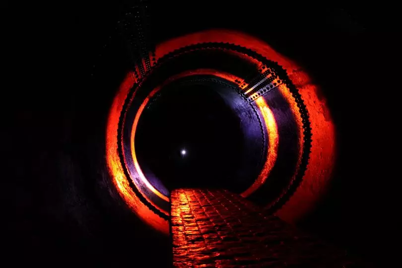 بدن گذرا: هنرمندان تونلی از نور رنگارنگ را در یک دودکش متروکه ایجاد می کنند 4870_2