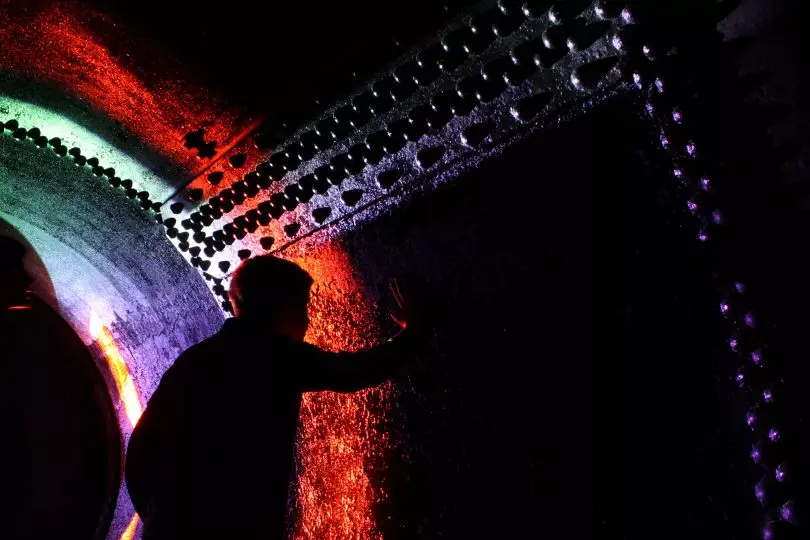 بدن گذرا: هنرمندان تونلی از نور رنگارنگ را در یک دودکش متروکه ایجاد می کنند 4870_3