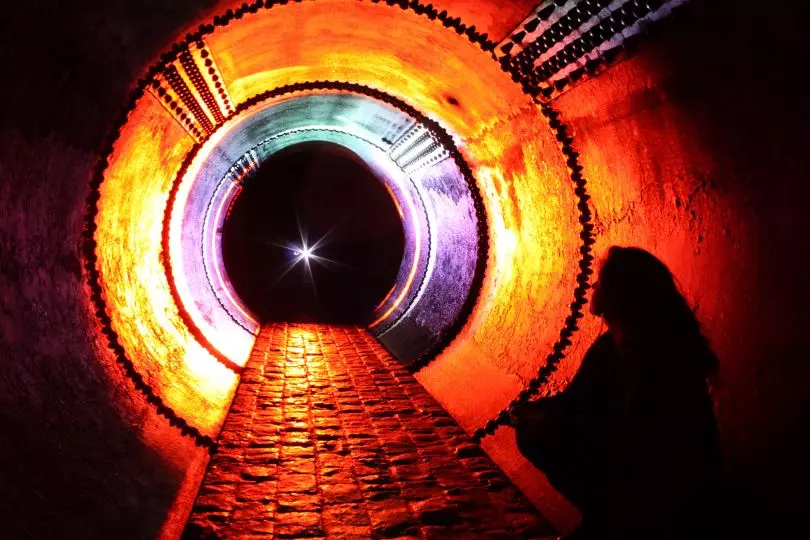 Транзиторно тело: Уметниците создаваат тунел од шарена светлина во напуштен оџак 4870_4