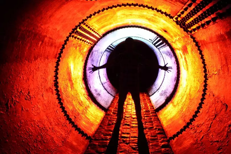 Corp tranzitoriu: artiștii creează un tunel de lumină colorată într-un coș de fum abandonat 4870_5