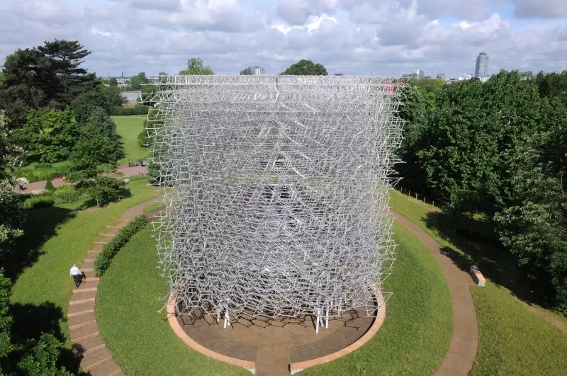 The Hive: Kew Gardens को लुभावनी सुन्दर स्थापनाले जीवित मौरीको नक्कल गर्दछ