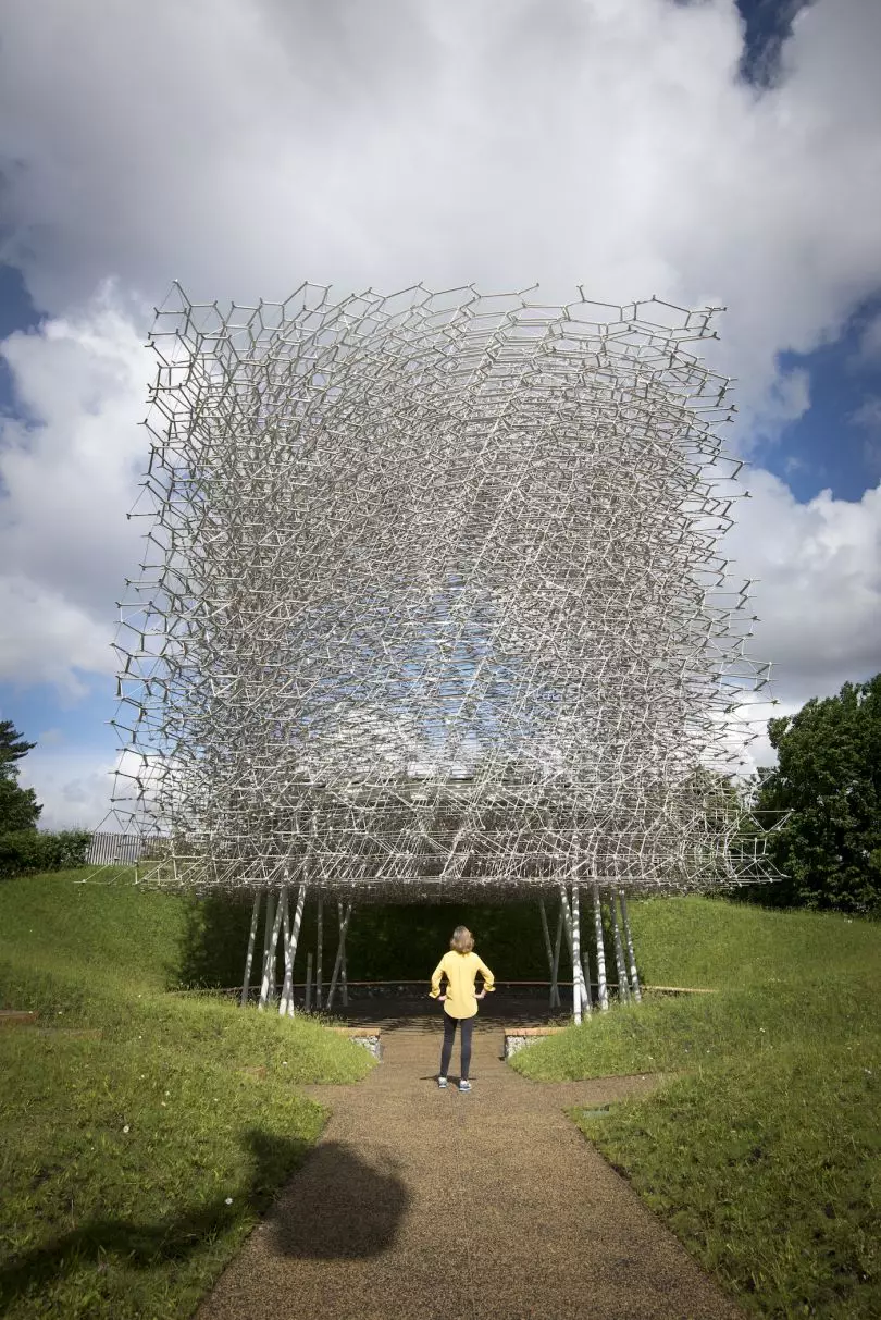 The Hive: Kew Gardens elpu aizraujoši skaistā instalācija imitē dzīvu bišu stropu 4871_2