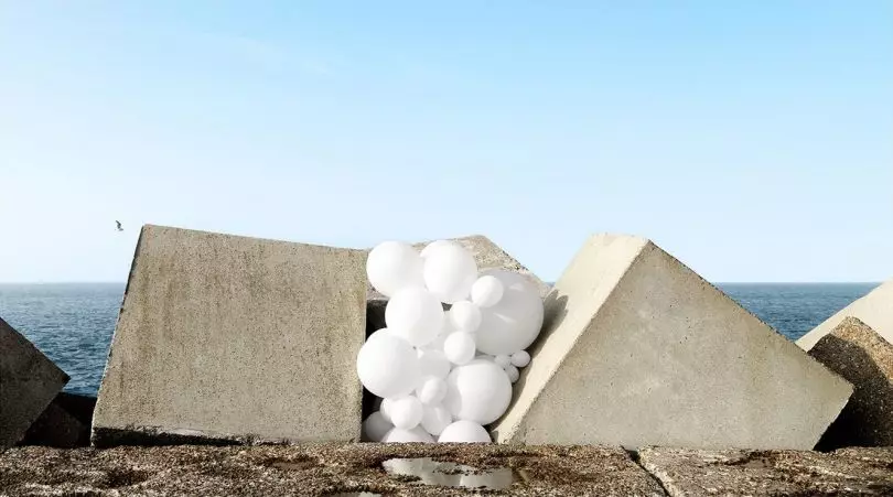 Invasi: Ribuan balon putih turun di lanskap alam dan perkotaan yang sepi 4872_7