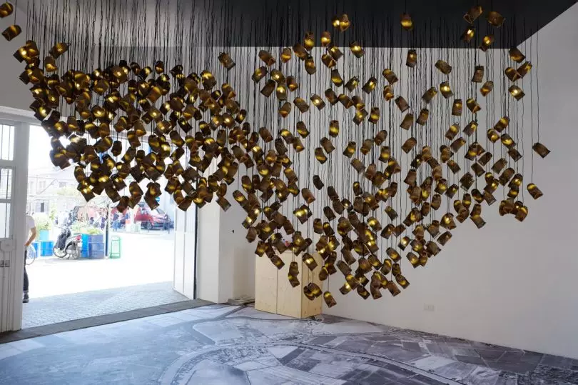 Murmurations : des artistes rendent hommage aux oiseaux qui volent avec une installation lumineuse en carton 4873_14