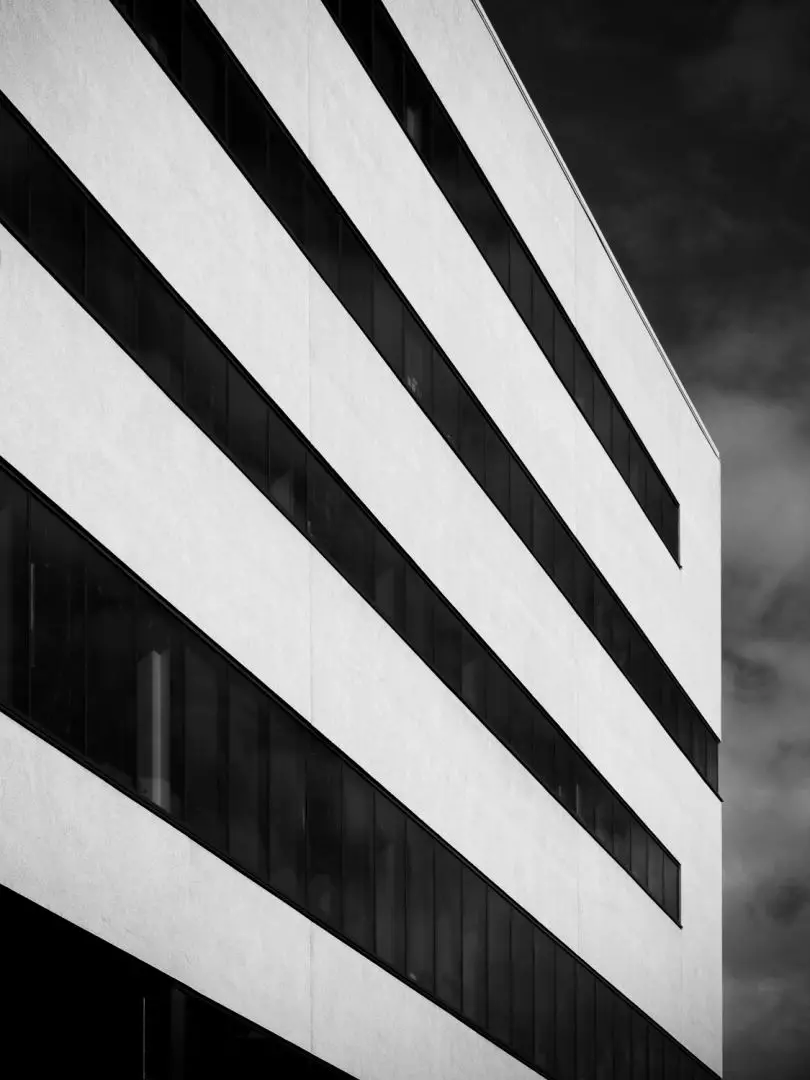 La serie di fotografie di architettura celebra le linee pulite e la simmetria 4876_2