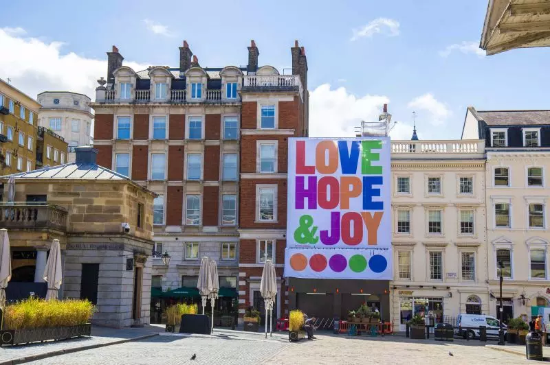 انتھونی برل کے آج تک کے سب سے بڑے فن پارے کی نقاب کشائی کووینٹ گارڈن میں لندن کے لیے ایک محبت نامہ کے طور پر کی گئی۔