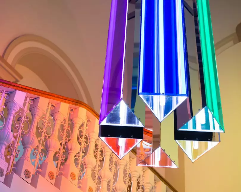 Ang rainbow chandelier ng mga prism ng Liz West na nagniningning at nagpapakita ng kulay sa The Met 4911_1