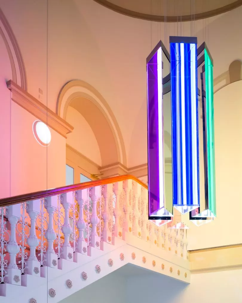 Il lampadario arcobaleno di prismi di Liz West che irradia e riflette il colore al The Met 4911_12