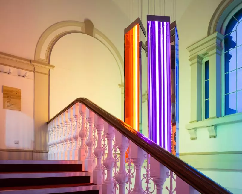 Ang rainbow chandelier ng mga prism ng Liz West na nagniningning at nagpapakita ng kulay sa The Met 4911_13