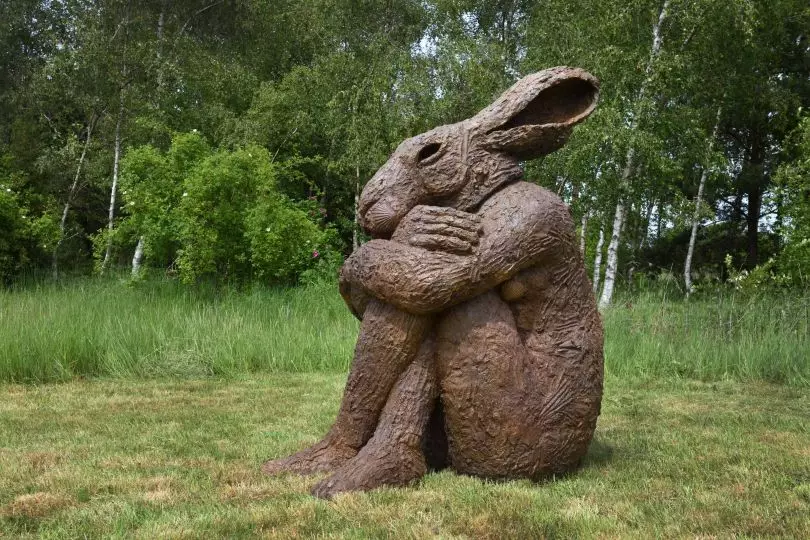 Sophie Ryder, Gadis Berlutut, 2018. Foto © Anne Purkiss