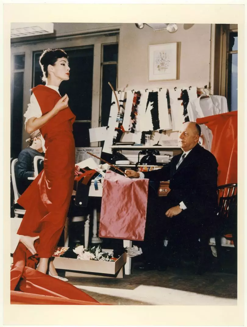 Кристиан Диор с модел Лъки, около 1955 г. С любезното съдействие на Christian Dior