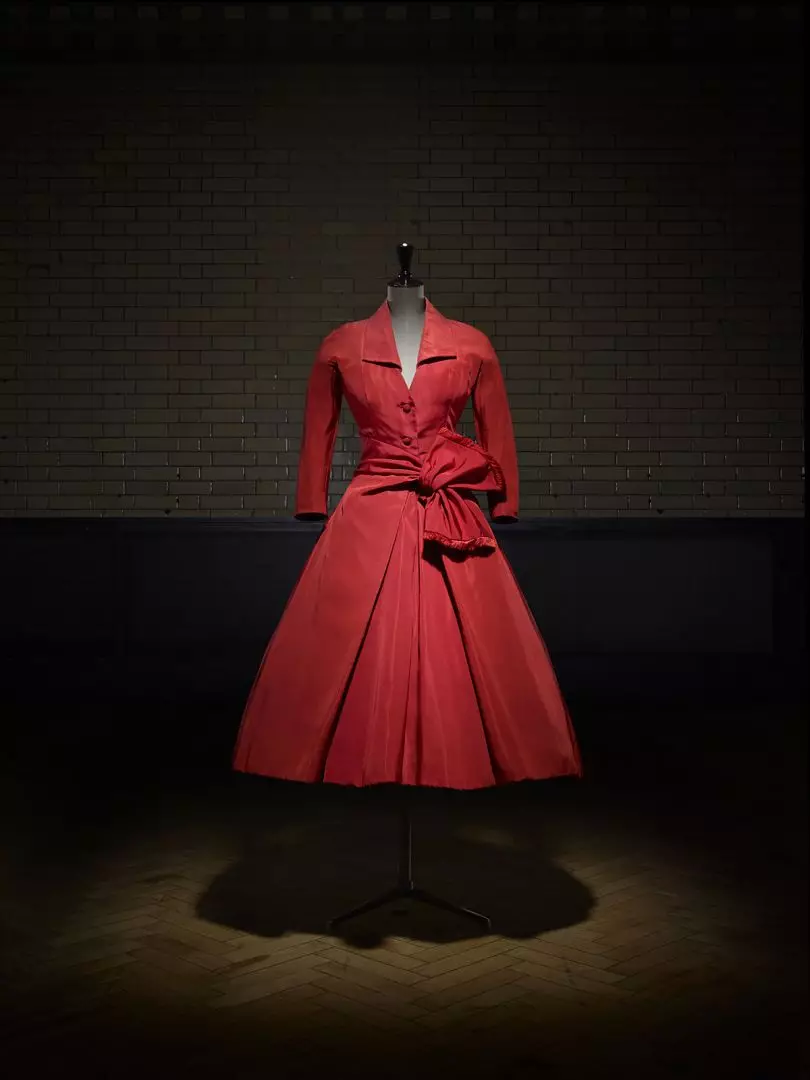 Écarlate ettermiddagskjole, høst-vinter 1955 Haute Couture-kolleksjon, Y-linje. Victoria and Albert Museum, London. Foto © Laziz Hamani