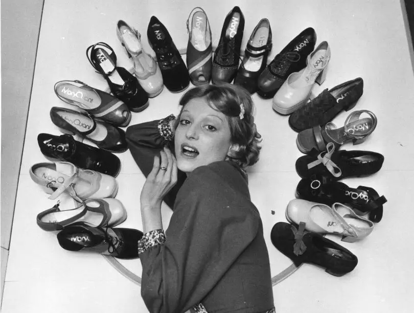 דוגמנית האופנה איקה מצטלמת עם קולקציית הנעליים החדשה של מרי קוואנט, 6 באפריל 1972 © Roger Jackson/Central Press/Getty Images