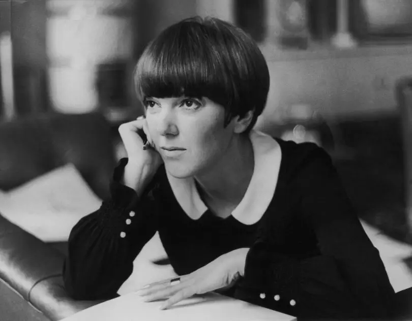 Mērija Kvanta savā dzīvoklī Draycott Place, Čelsijā, Londonā, ap 1965 © Keystone-France/Gamma-Keystone/Getty Images