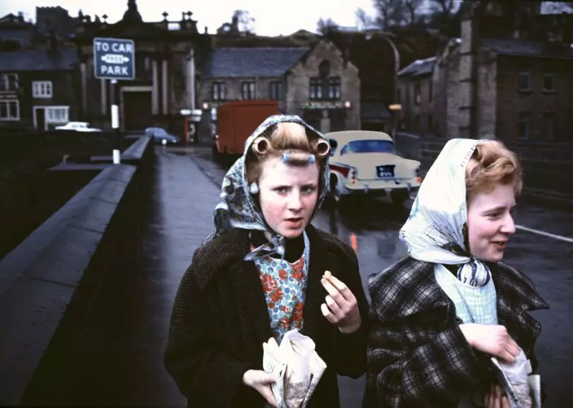 કર્લર્સ અને ચિપ્સ, યોર્કશાયર, 1965, સન્ડે ટાઇમ્સ મેગેઝિન © જોન બુલ્મર