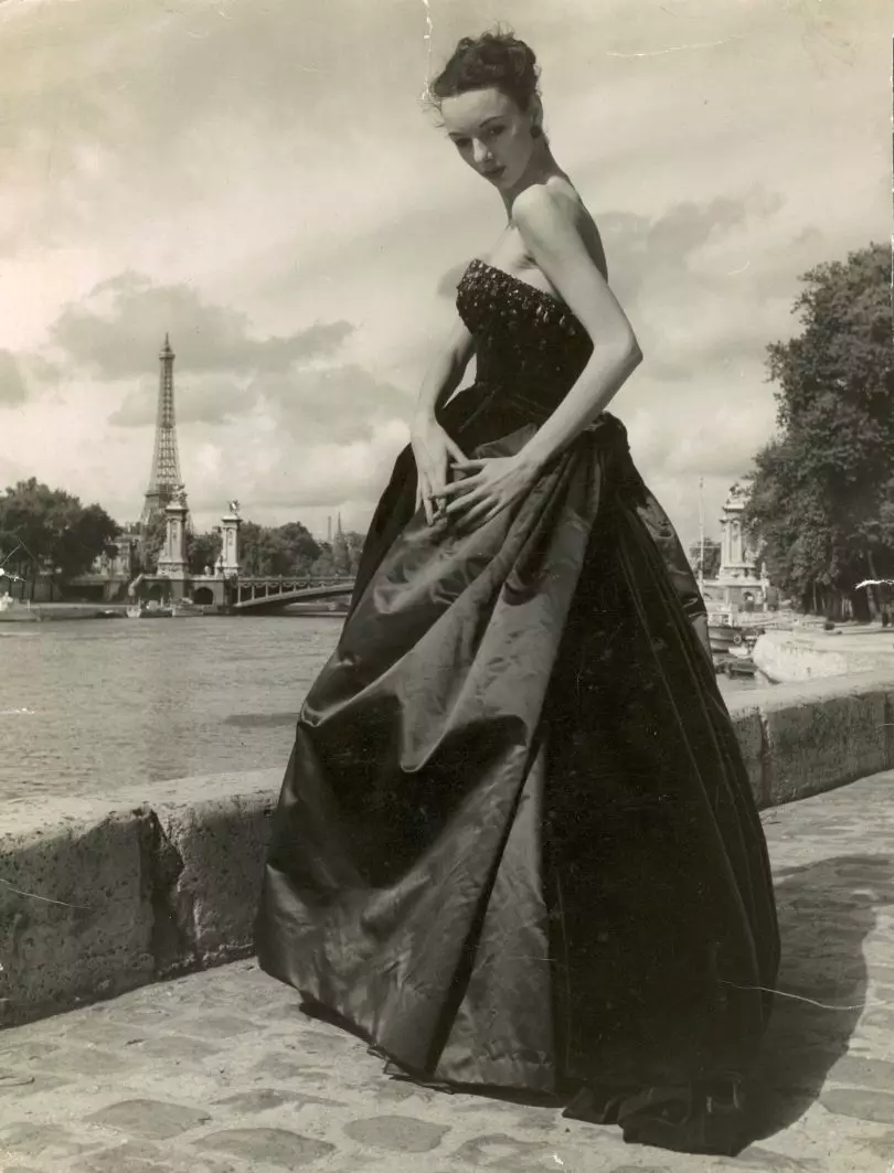 جون میں گہرے سبز مخمل اور ریشمی ساٹن شام کے لباس کی ماڈلنگ کرسچن ڈائر پیرس 1951 کی تصویر ہینس وائلڈ کی طرف سے نومبر 1951 کے وینٹی فیئر میگزین کے سرورق پر نمایاں