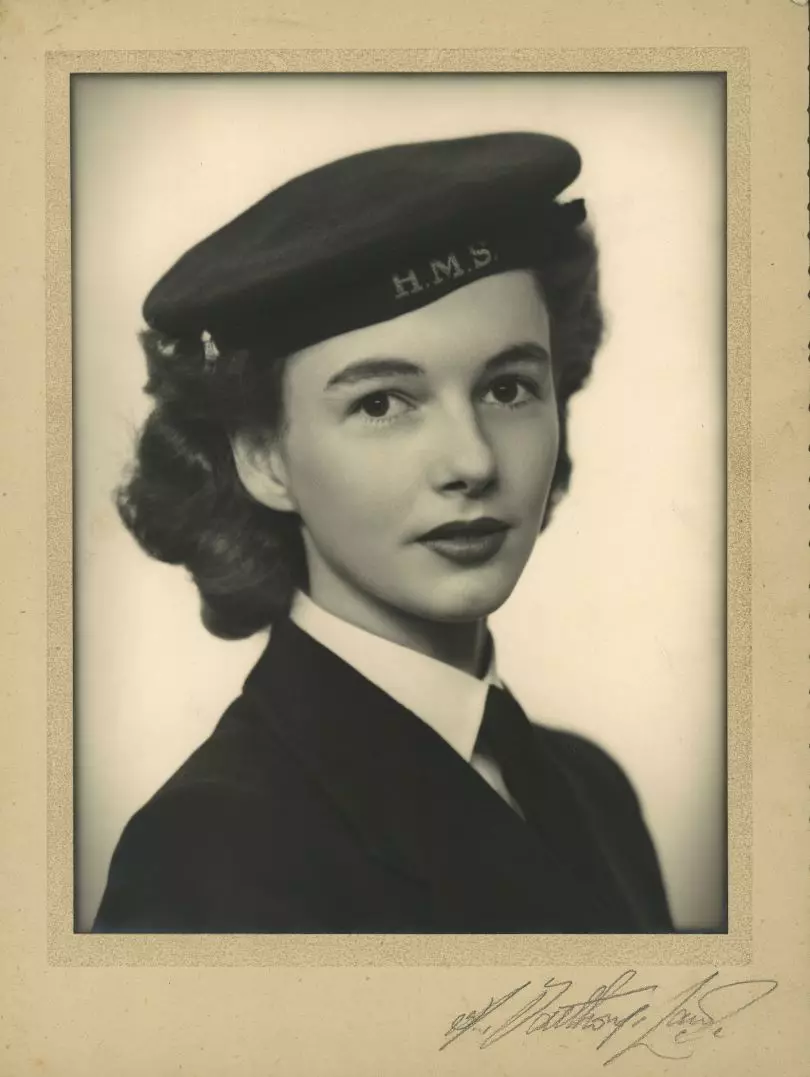 Jen, ki gen laj apeprè 19 an, kòm yon manm nan Sèvis Naval Royal Women an, ke yo rekonèt kòm WRENS yo, sou 1942-43. Kredi: Foto H. Southorn-Laws, 4 Dee Lane, West Kirby, Cheshire