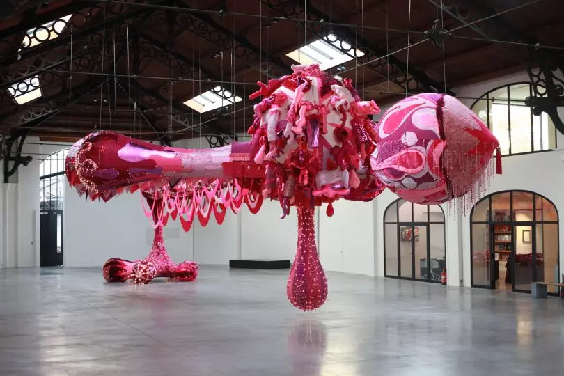 Joana Vasconcelos, Umukobwa Wibikoresho, 2015. © Anne Greuzat, Tuyikesha La Patinoire Royale