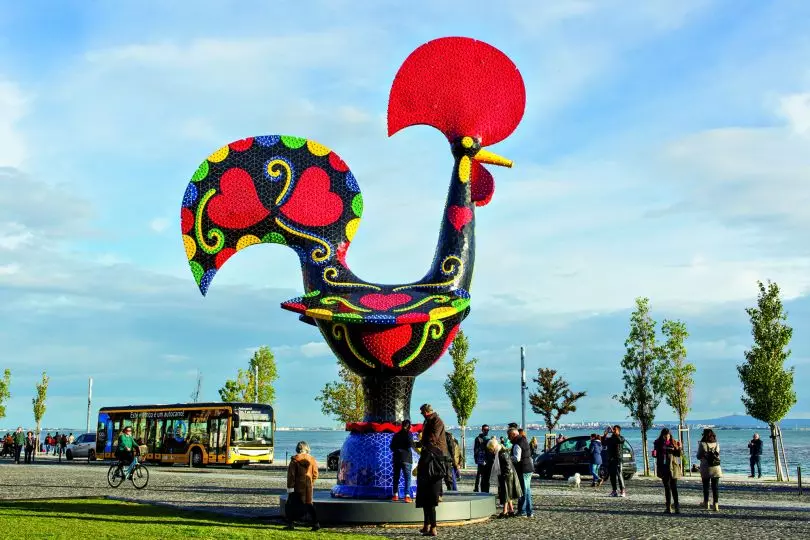 Joana Vasconcelos, Pop Gallo, 2016. © Luís Vasconcelos, Sa maayong kabubut-on sa Unidade Infinita Projectos