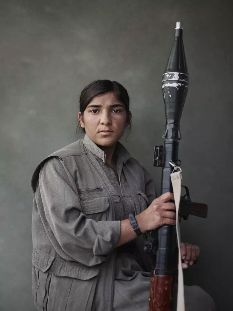 Retrato de Sarya con lanzagranadas propulsado por cohete. Makhmur, Gobernación de Erbil, Irak, 4 de marzo de 2015. De [We Came From Fire]( https://amzn.to/2L9l8Vm) por Joey L. – publicado por powerHouse Books