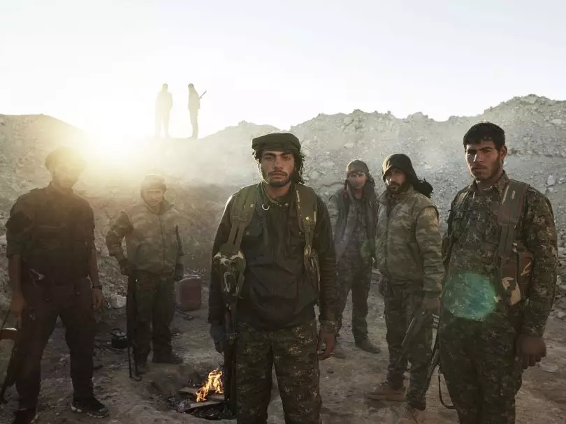 Miembros árabes y kurdos de las Unidades de Protección Popular (YPG) en primera línea. al-Hawl, Jazira Canton, Rojava, Siria, 4 de diciembre de 2015. De [We Came From Fire]( https://amzn.to/2L9l8Vm) por Joey L. – publicado por powerHouse Books