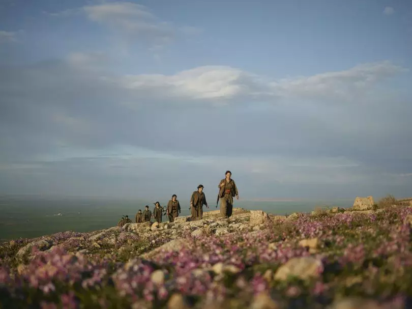 ພັກກຳມະກອນຊາວເຄີດິສຖານ (PKK) ກຳລັງລາດຕະເວນປະກອບອາວຸດຢູ່ໃນເຂດຊົນນະບົດຂອງ Makhmur. Makhmur, Erbil Governorate, ອີຣັກ, ວັນທີ 3 ມີນາ 2015. From [We Come From Fire]( https://amzn.to/2L9l8Vm ) ໂດຍ Joey L. – ຈັດພີມມາໂດຍ powerHouse Books