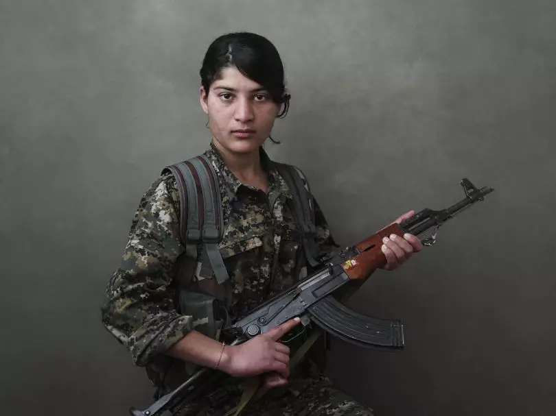 Retrato de Evrim Şengal, luchadora voluntaria de las YJÊ. Montaña Shengal, Gobernación de Nínive, Irak, 12 de marzo de 2015. De [We Came From Fire]( https://amzn.to/2L9l8Vm) por Joey L. – publicado por powerHouse Books