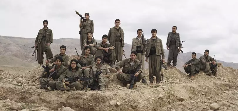 Los guerrilleros del PKK posan cerca de su posición de trinchera fuera del campo de refugiados de Makhmur. Makhmur, Gobernación de Erbil, Irak, 4 de marzo de 2015. De [We Came From Fire]( https://amzn.to/2L9l8Vm) por Joey L. – publicado por powerHouse Books