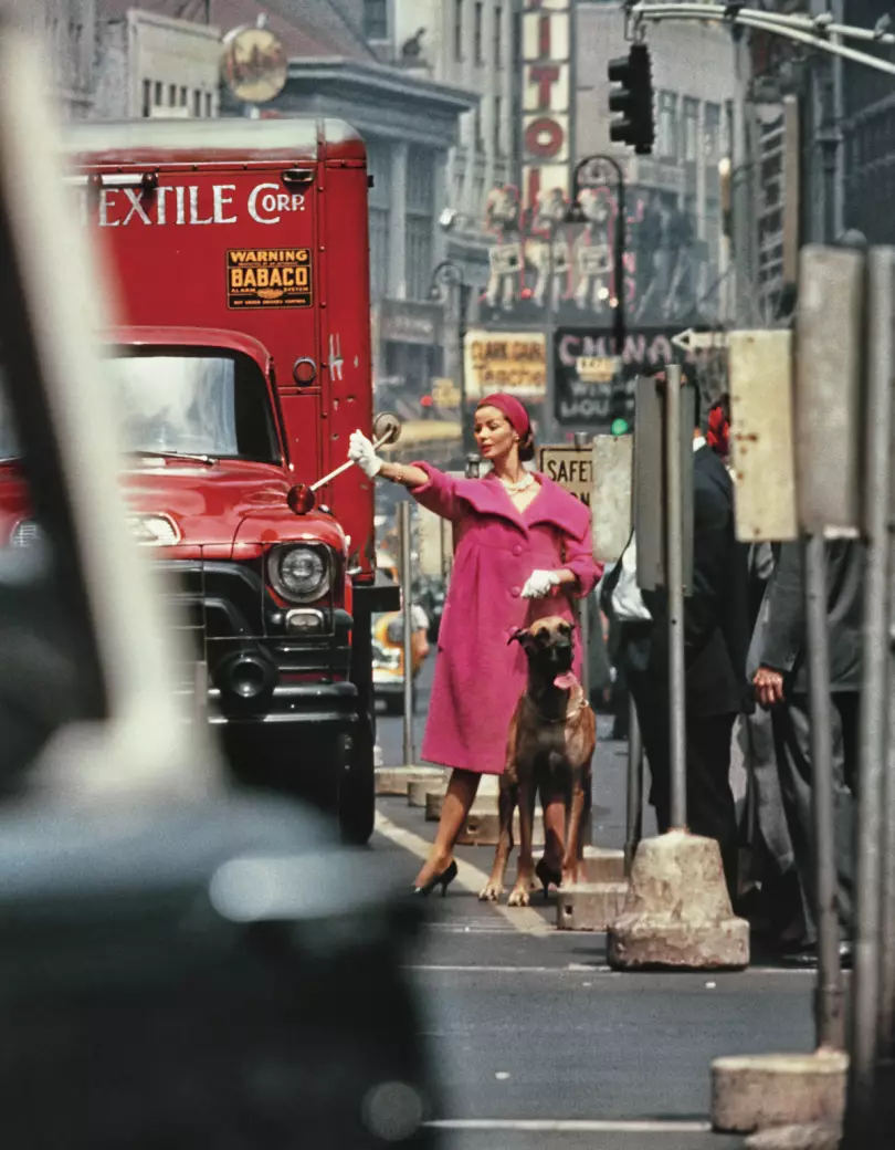 Dolores taksi istiyor, New York, 1958 (Vogue) © William Klein