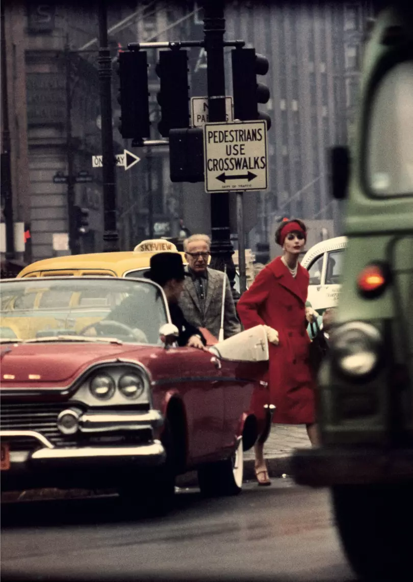 Anne St. Marie + cruzador, Nova York, 1958 (Vogue) © William Klein