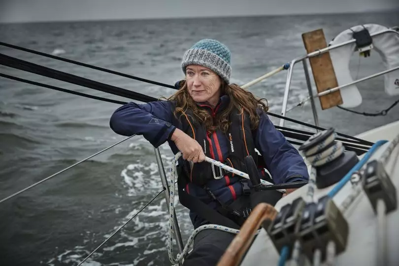 Tracy Thorpe, 51 anni, che ha navigato per 45.000 mila miglia in tutto il mondo mentre studiava per la sua laurea alla Open University, è presente nella nuova collezione di The OU del famoso fotografo Chris Floyd, pubblicata oggi in occasione del 50° anniversario dell'Università