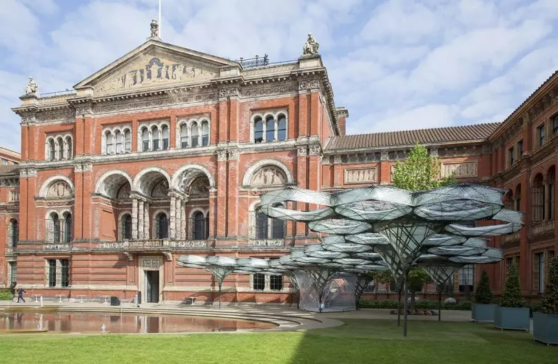 Robot maakt ongelooflijke kunstinstallatie geïnspireerd door kevers in het Londense V&A 5059_15