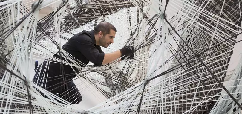 Robô cria incrível instalação de arte inspirada em besouros no V&A de Londres 5059_3