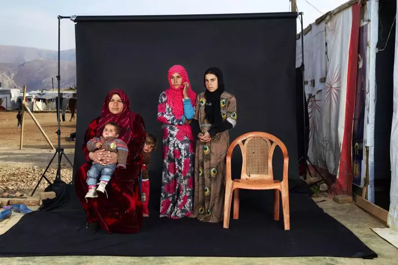 Луѓе, третонаградени синглови: Портрет на сириско бегалско семејство во камп во долината Бека, Либан. Празното столче на фотографијата претставува член на семејството кој или загинал во војната или чие место на живеење не е познато. Дарио Митидиери.