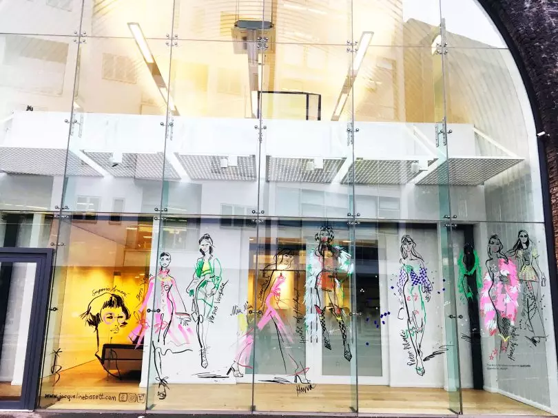 Binabago ng fashion illustrator ang Southwark window na may malalaking painting para sa Fashion Month 5122_2