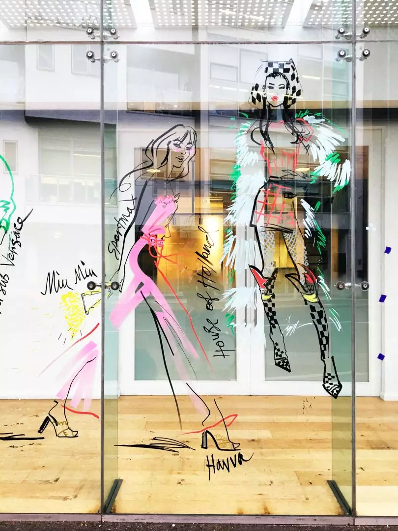 Binabago ng fashion illustrator ang Southwark window na may malalaking painting para sa Fashion Month 5122_4