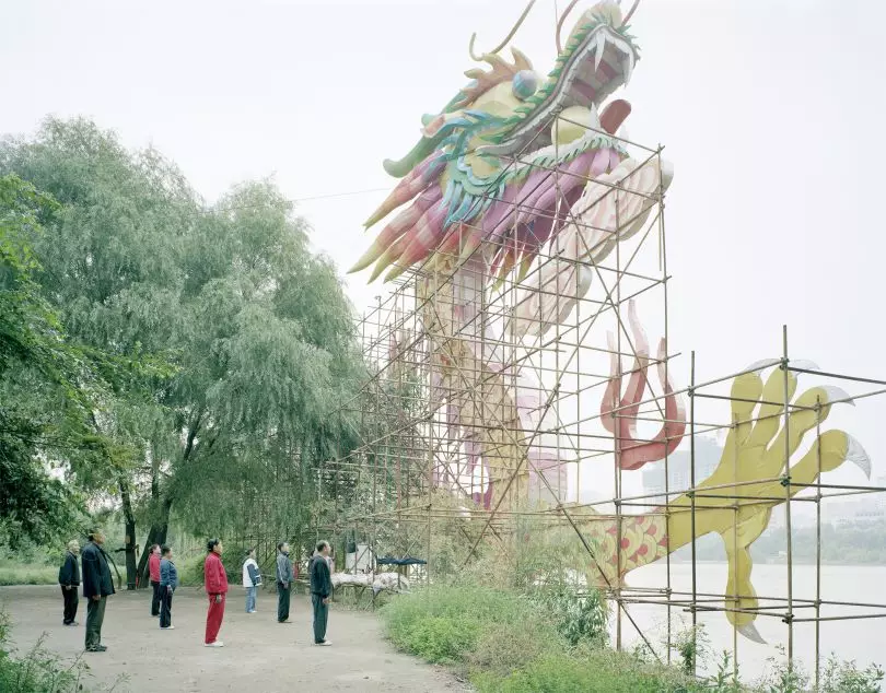 Cilvēki, kas veic rīta vingrošanu pūķa lama priekšā, Gansu, 2011 © Zhang Kechun