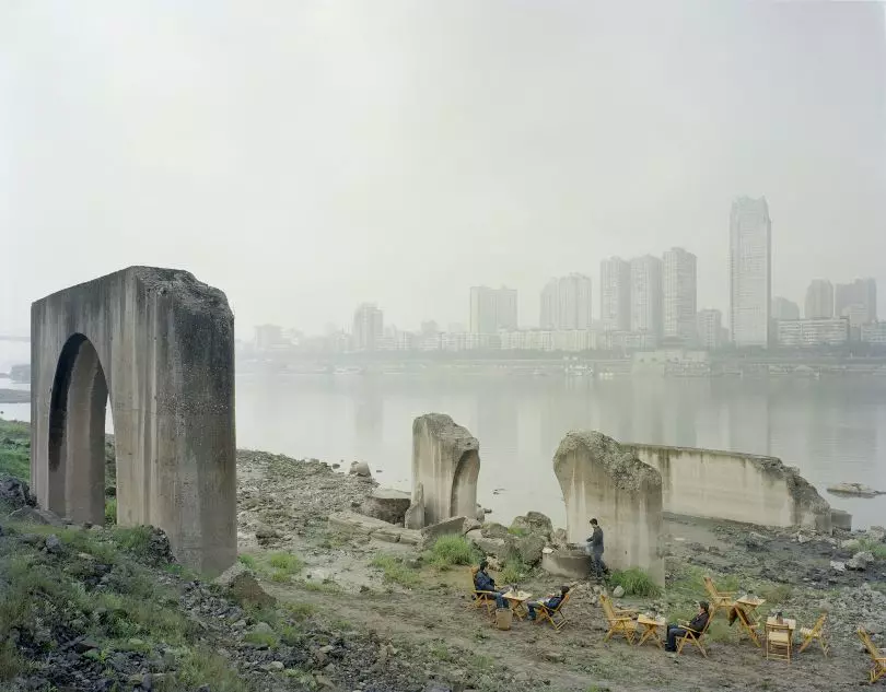 Fólk drekkur te við ána, 2013 © Zhang Kechun