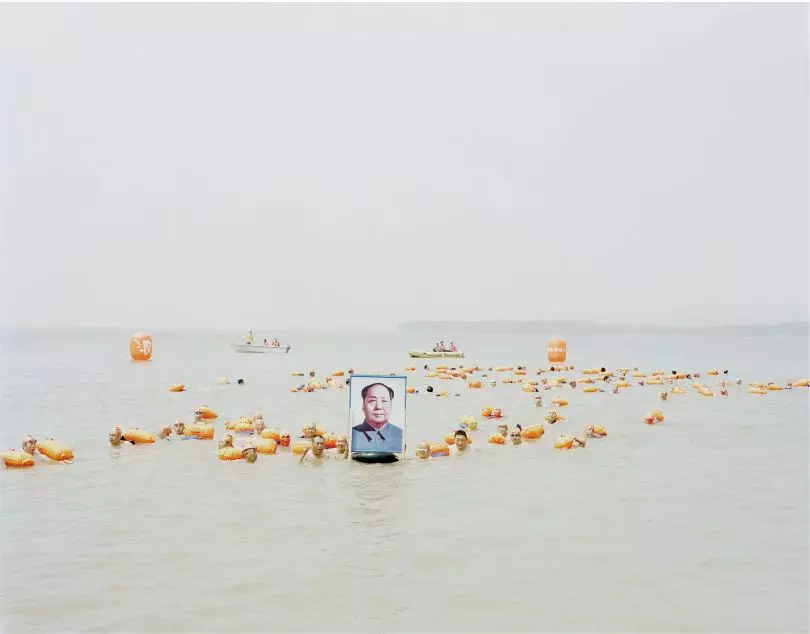 Orang ramai menyeberangi sungai dengan gambar Mao Zedong, Henan, 2012 © Zhang Kechun