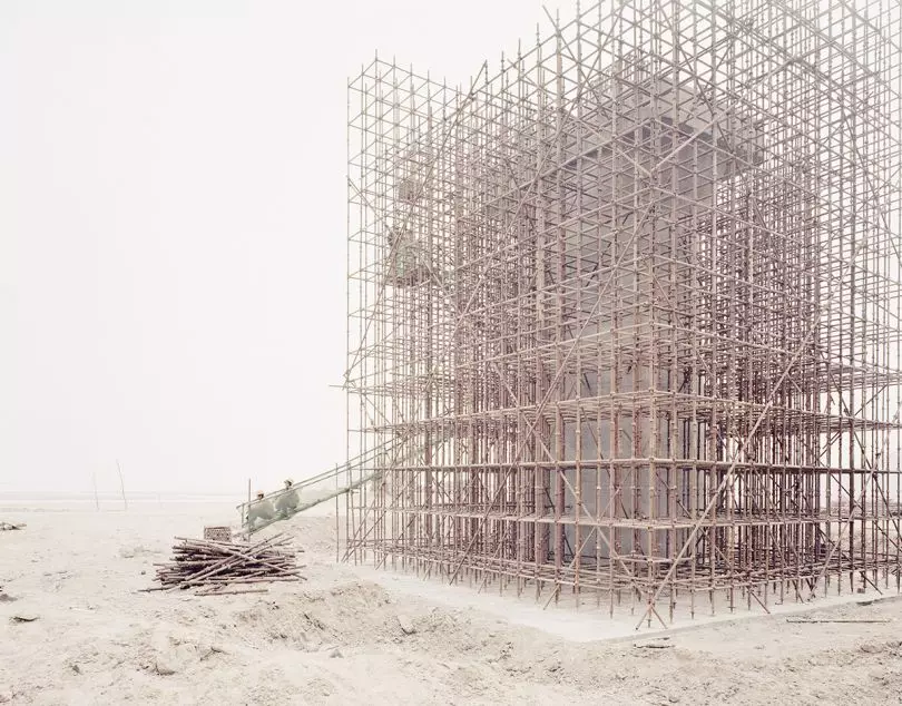 Pekerja membina tiang jambatan untuk kereta api berkelajuan tinggi, Shaanxi, 2011 © Zhang Kechun