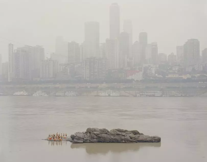 سنگ در وسط رودخانه، 2013 © Zhang Kechun