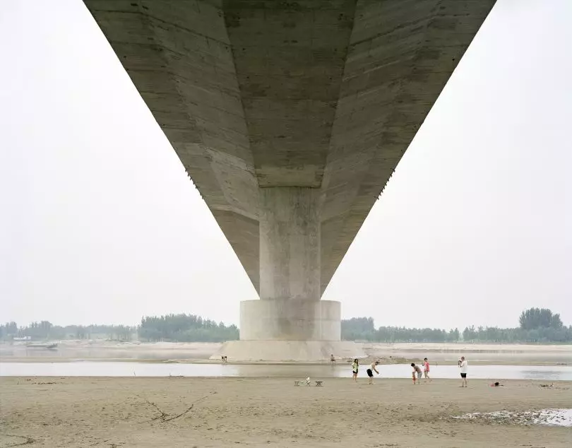 Fjölskylda eyðir helgi undir brú, Shandong, Kína, 2011 © Zhang Kechun