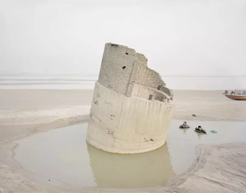 مردمی که در کنار رودخانه ماهیگیری می کنند، Shaanxi، 2012 © Zhang Kechun