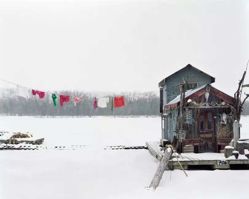 Alec Soth, Peter's Houseboat, Winona, Minnesota 2002, kubva munhevedzano: Kurara neMississippi © Alec Soth / Magnum Photos