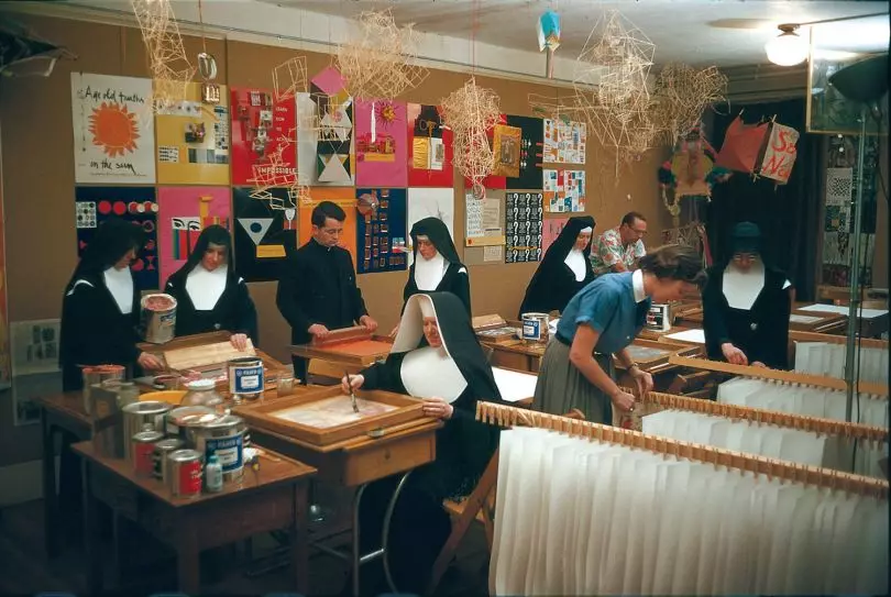 Corita Kent, foto fan Sister Corita's Screenprint Studio, 1955