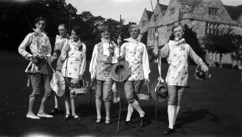 The Bright Young Things at Wilsford by Cecil Beaton, 1927. © The Cecil Beaton Studio Archive at Sotheby's