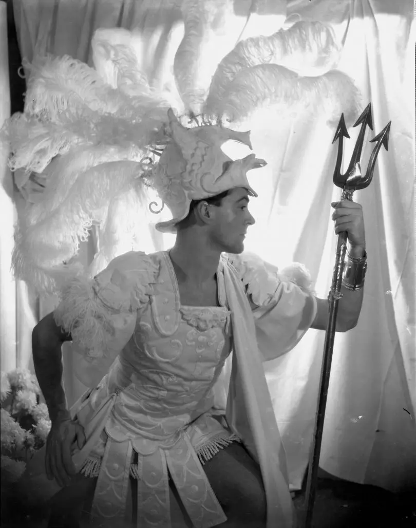 Оливър Месел от Сесил Бийтън, 1932 г. © Архивът на Cecil Beaton Studio в Sotheby's